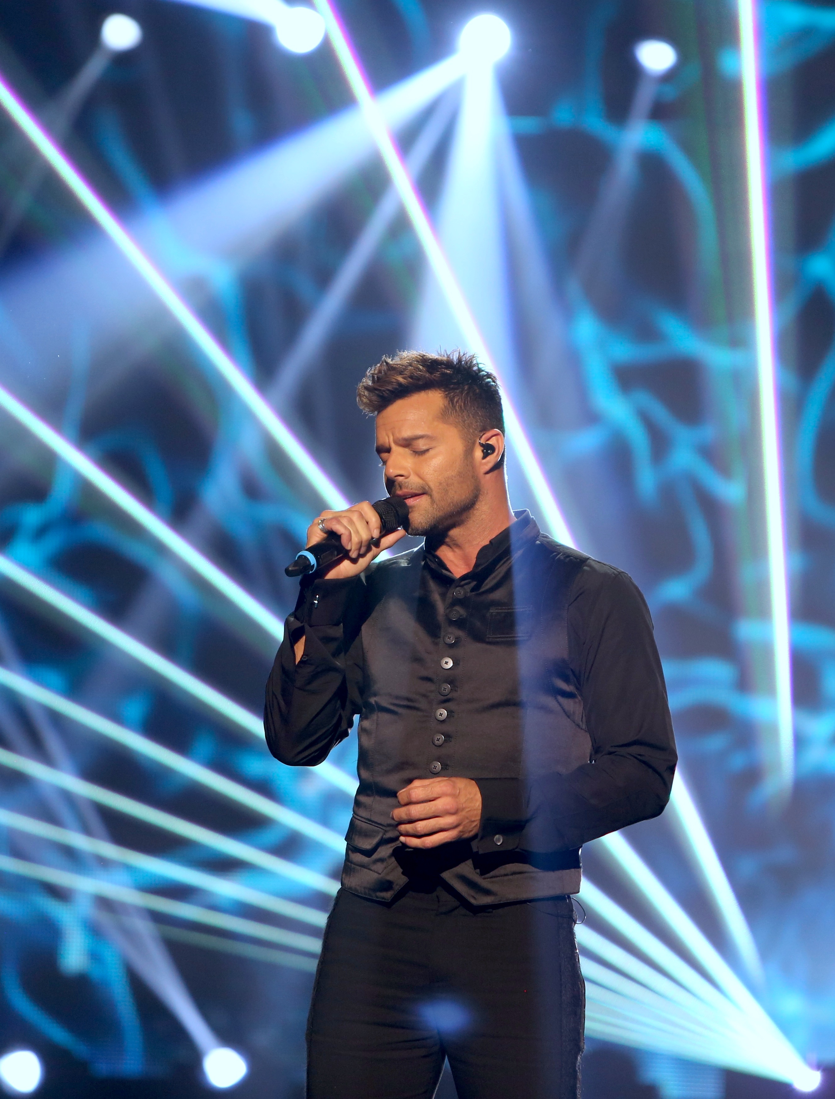 ¡Ricky Martin dirigirá el primer disco de CNCO! | Shows Hoy | Univision