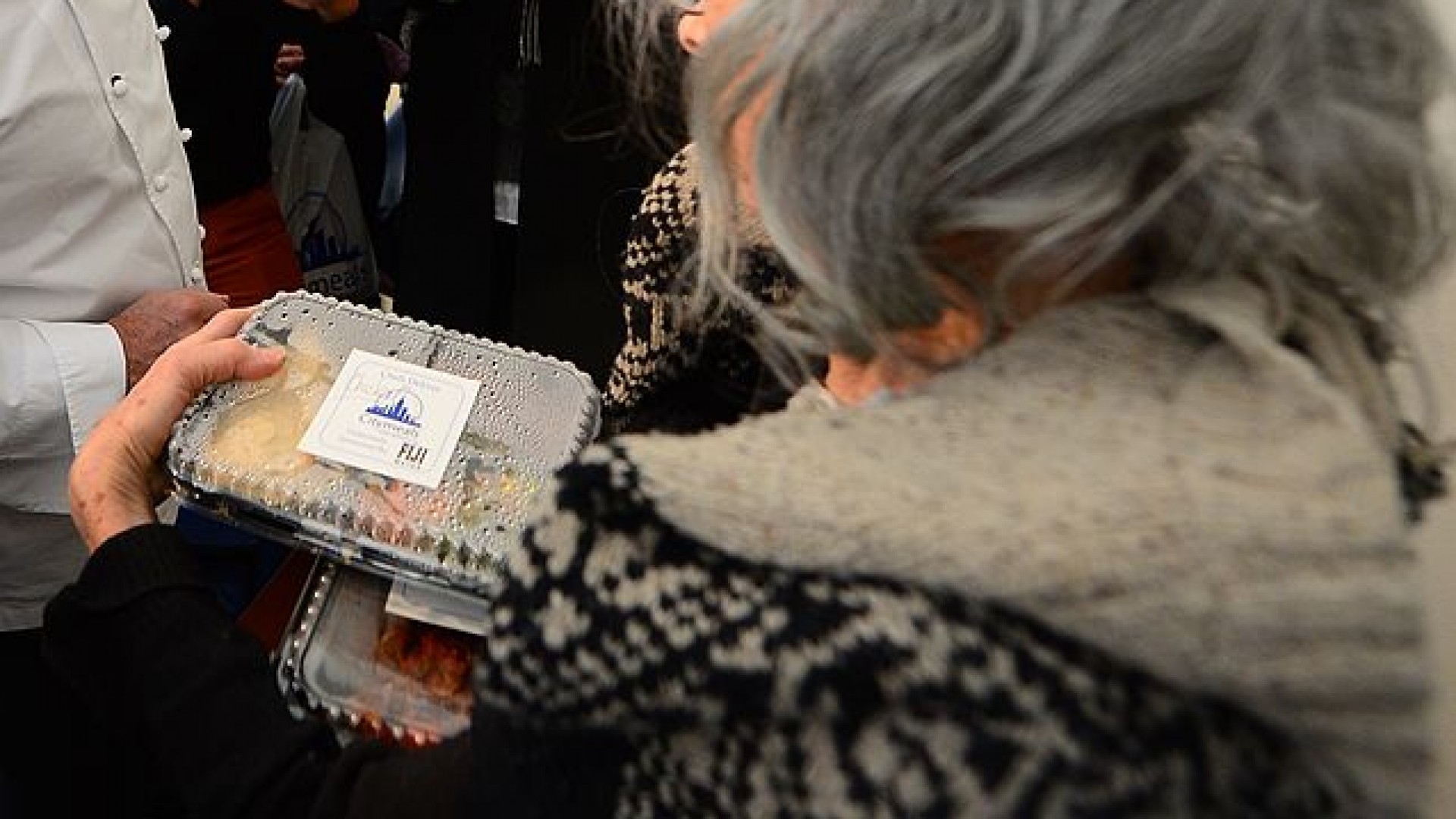 Repartir alimentos a los adultos mayores que lo necesitan, la labor de ...