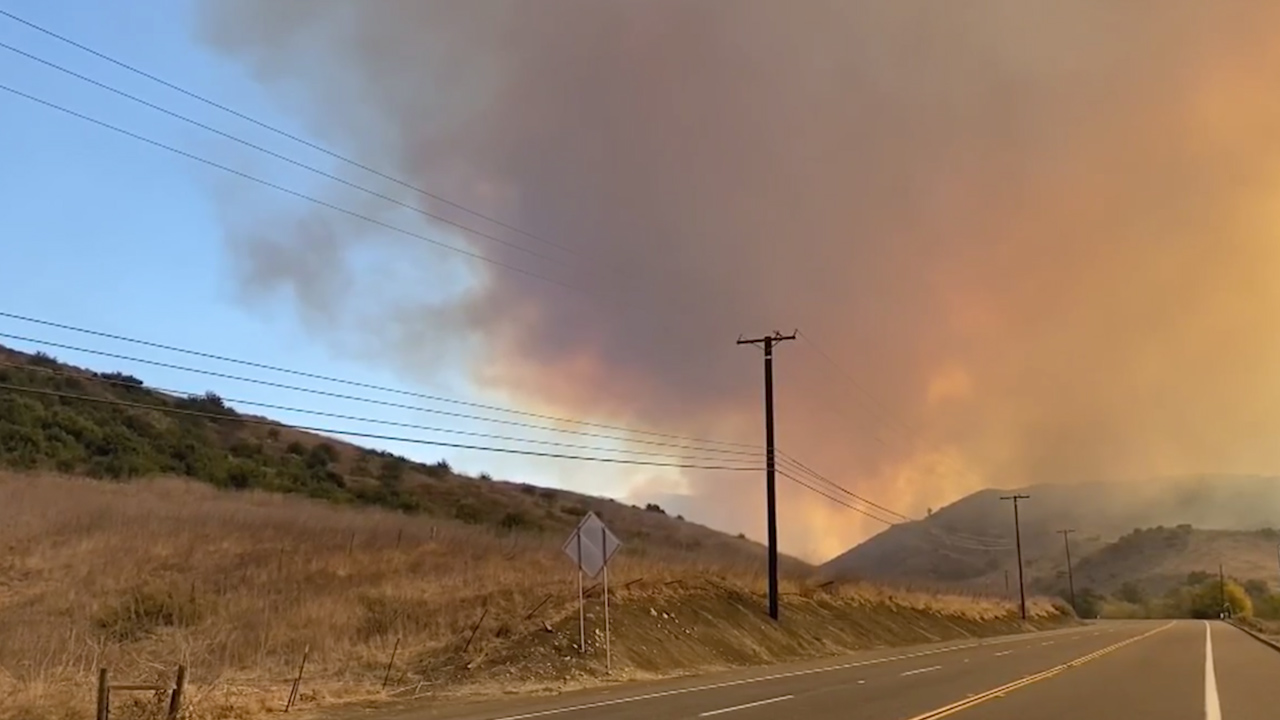 California wildfires erupt amid strong Santa Ana winds | Univision News ...