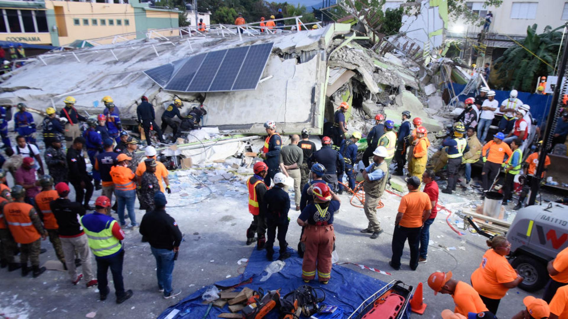 Continúan los esfuerzos de rescate tras derrumbe de edificio en República Dominicana | Shows ...