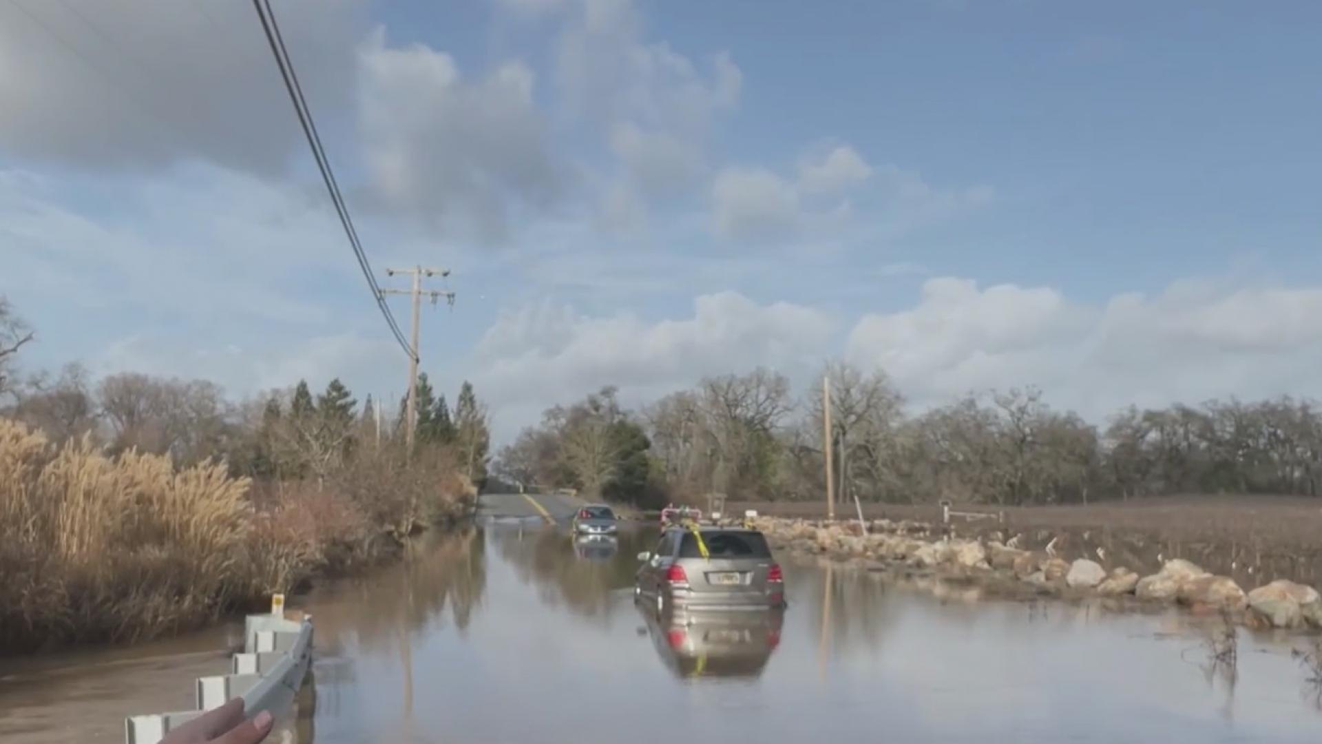 Reportan caminos cerrados y propiedades bajo el agua en el condado ...