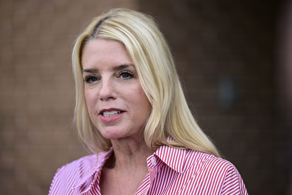 Trump nombra a Pam Bondi como fiscal general tras la retirada de Gaetz ...