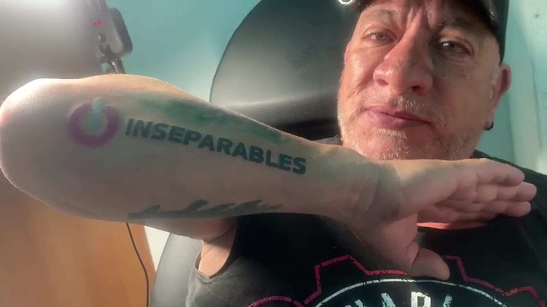 ¡Ah, caray! Carlos Trejo y Mery se tatúan el logo de Inseparables 2021 ...