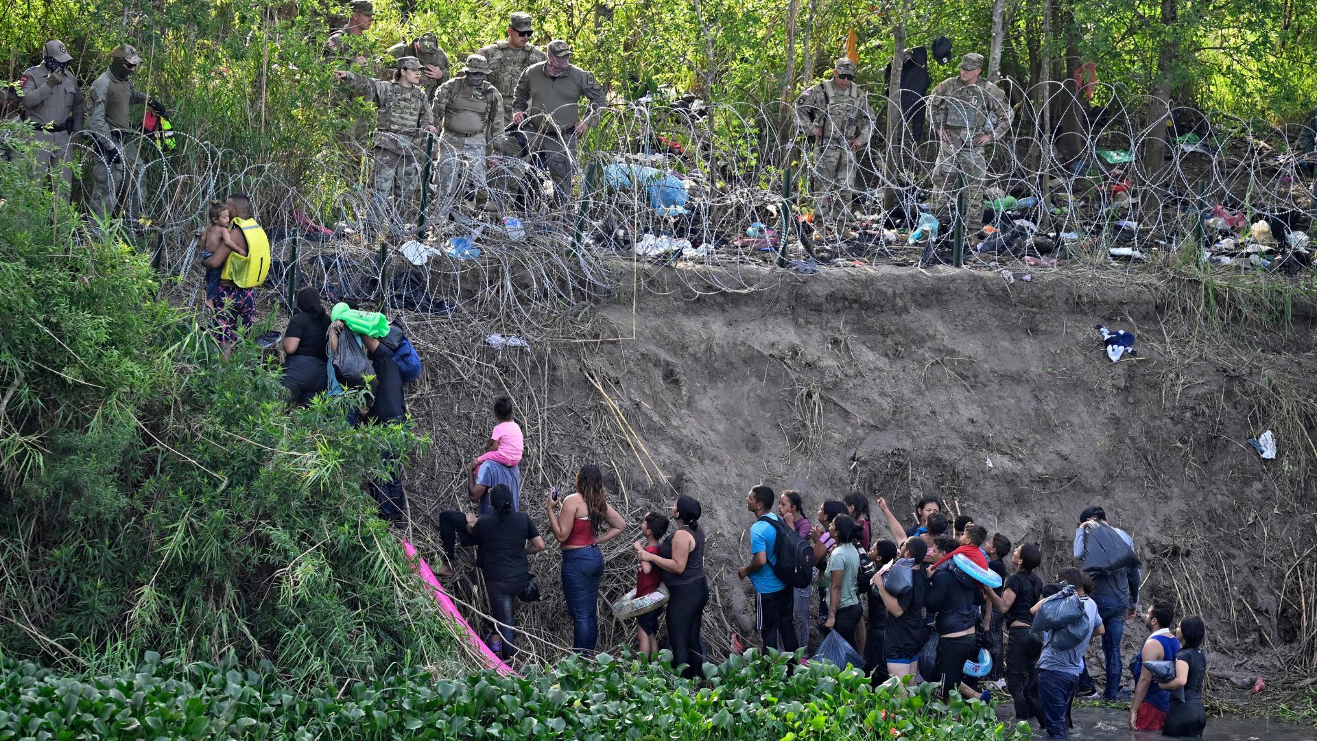 Policía fronteriza niega agua potable a migrantes en el Río Bravo ...