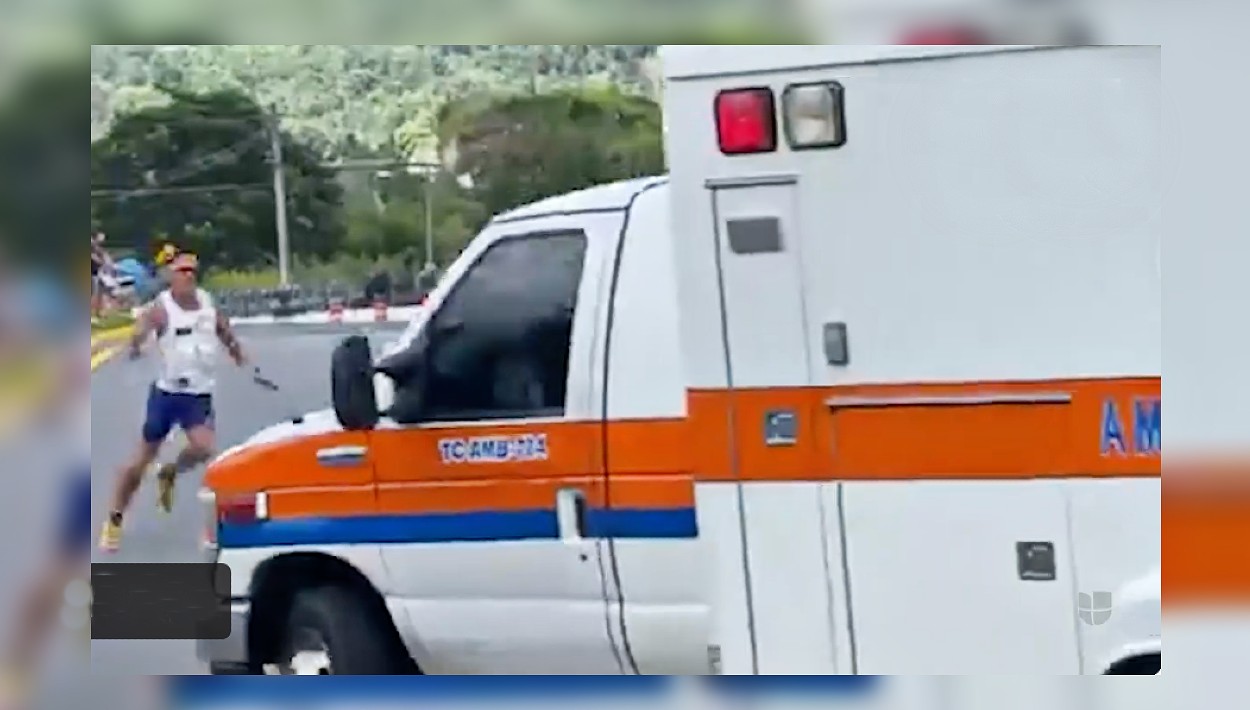 Alexander Torres Rojas esquiva el golpe de una ambulancia que irrumpió ...