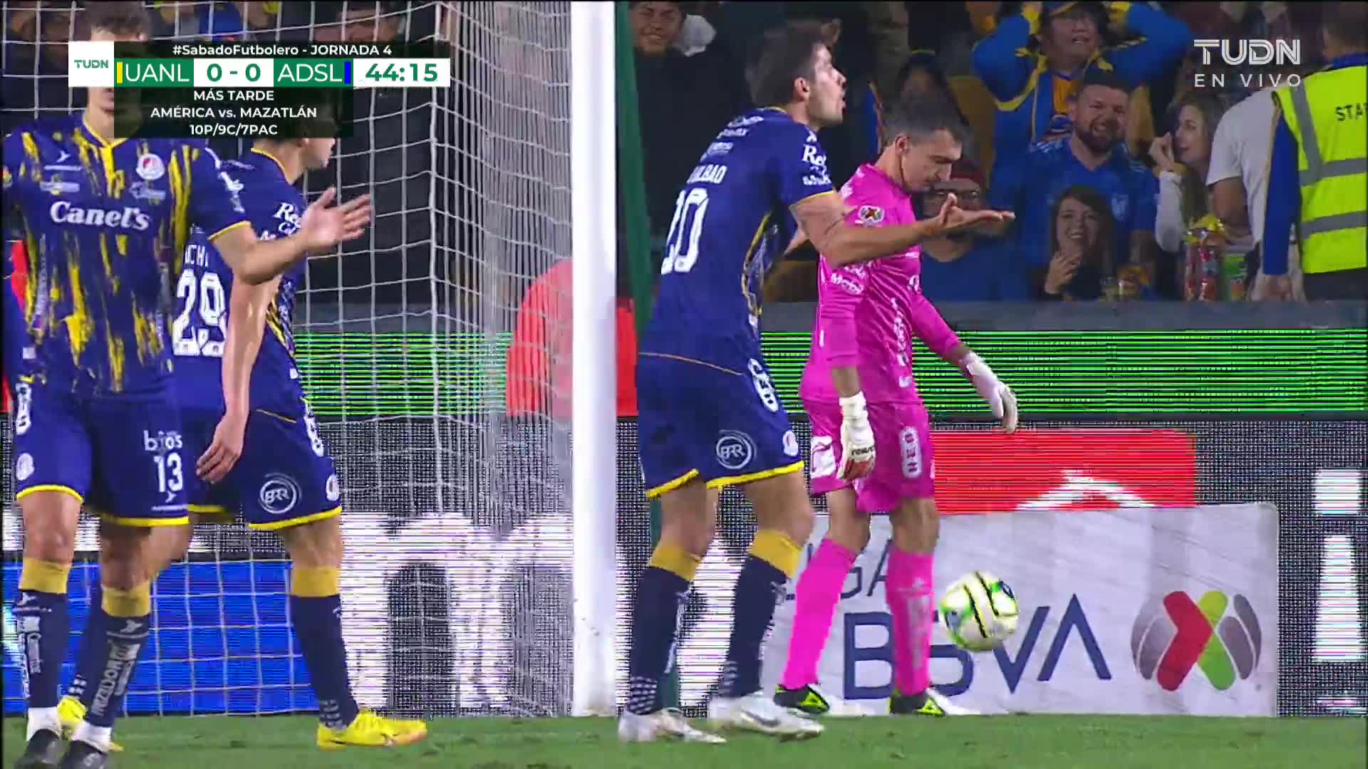 ¡cerca André Pierre Gignac Disparó Que Se Estrella En El Poste