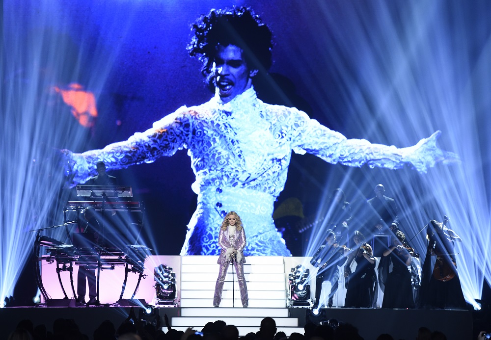 Madonna hace un espectacular homenaje a Prince | Estaciones de Radio ...