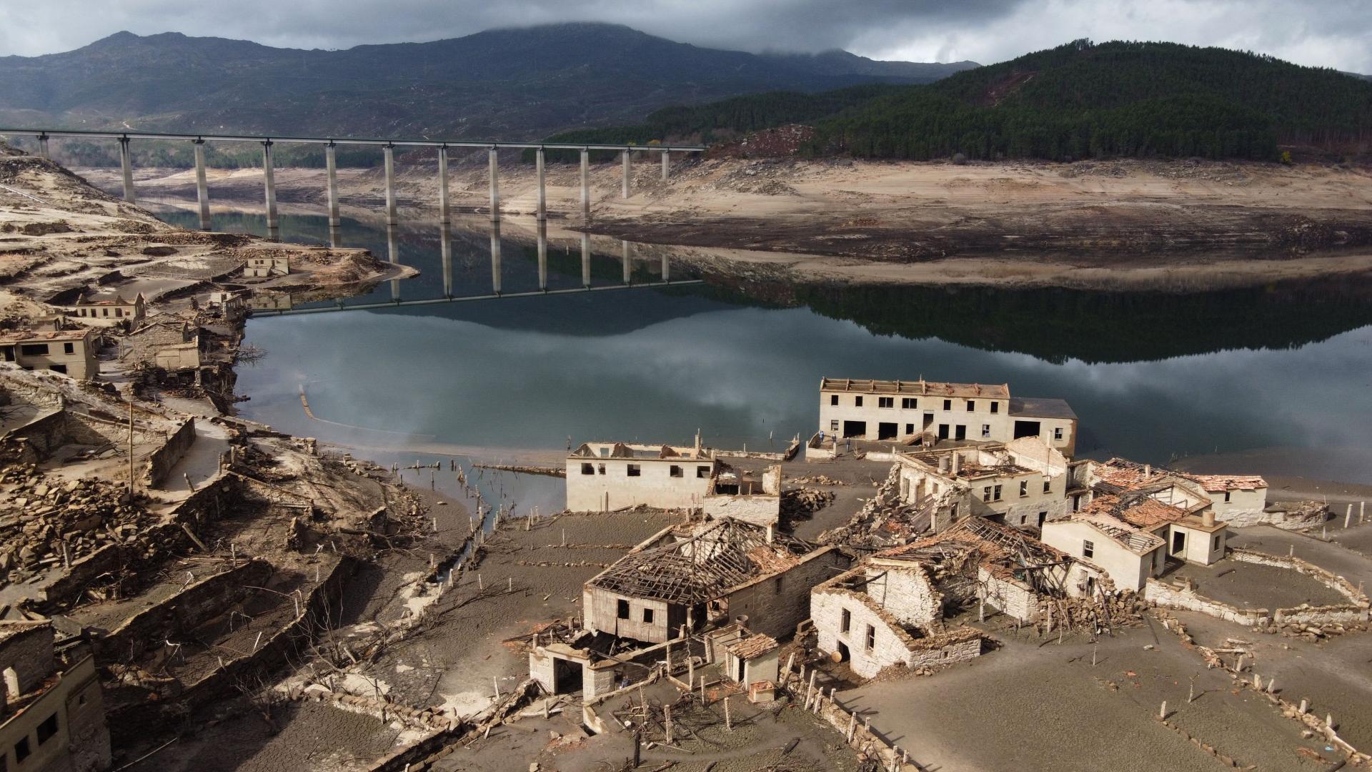 Las ruinas de un pueblo emergen debido a la sequía del embalse que lo ...