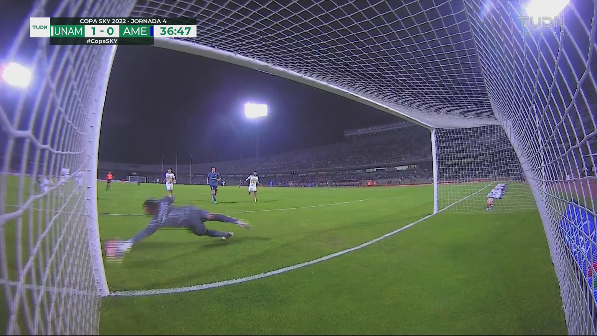 ¡Atajada monumental! Suárez le pega y González está en plan grande ...