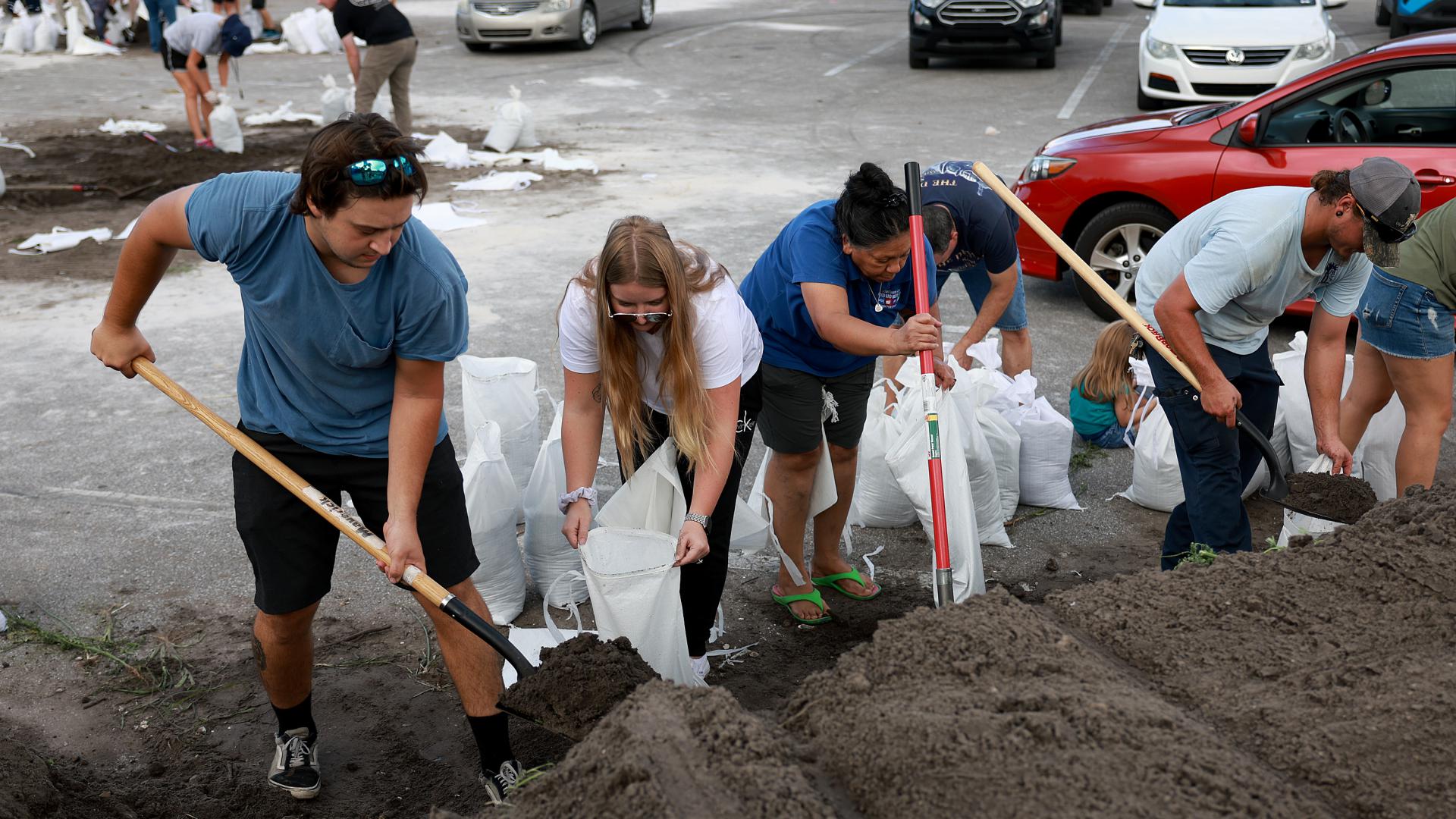 Familias en Tampa, Florida, se preparan para el posible impacto del ...