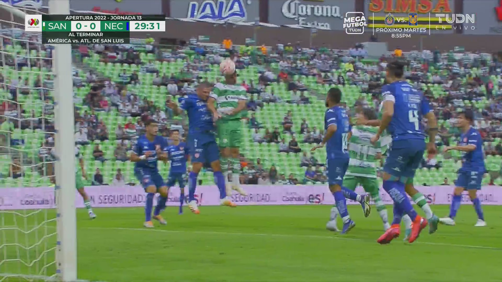 ¡Con mira chueca! Otro remate de cabeza desviado al arco de Necaxa ...