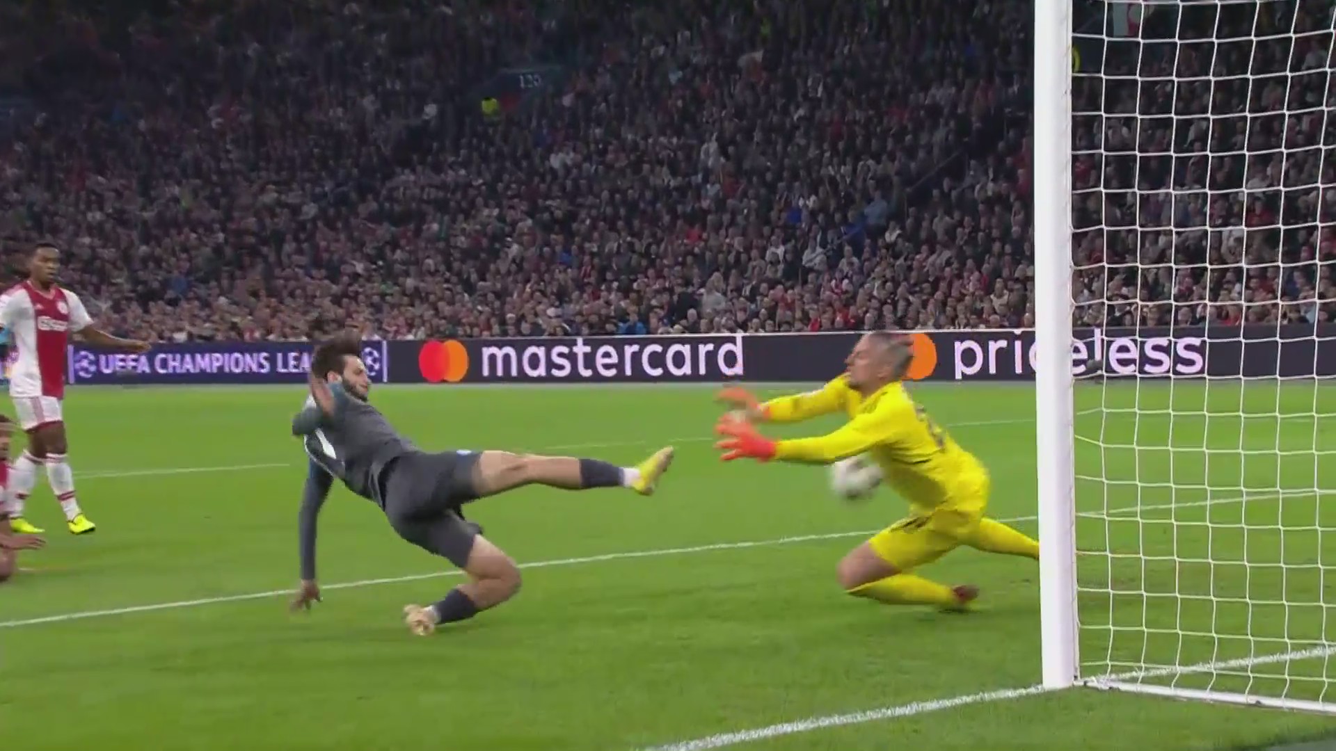 ¡Gran amague del Chucky! Mete centro que Kvaratsjelia no concreta ...