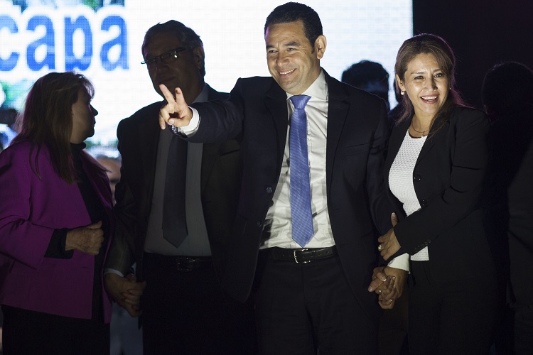 El comediante Jimmy Morales logra una amplia victoria en Guatemala ...