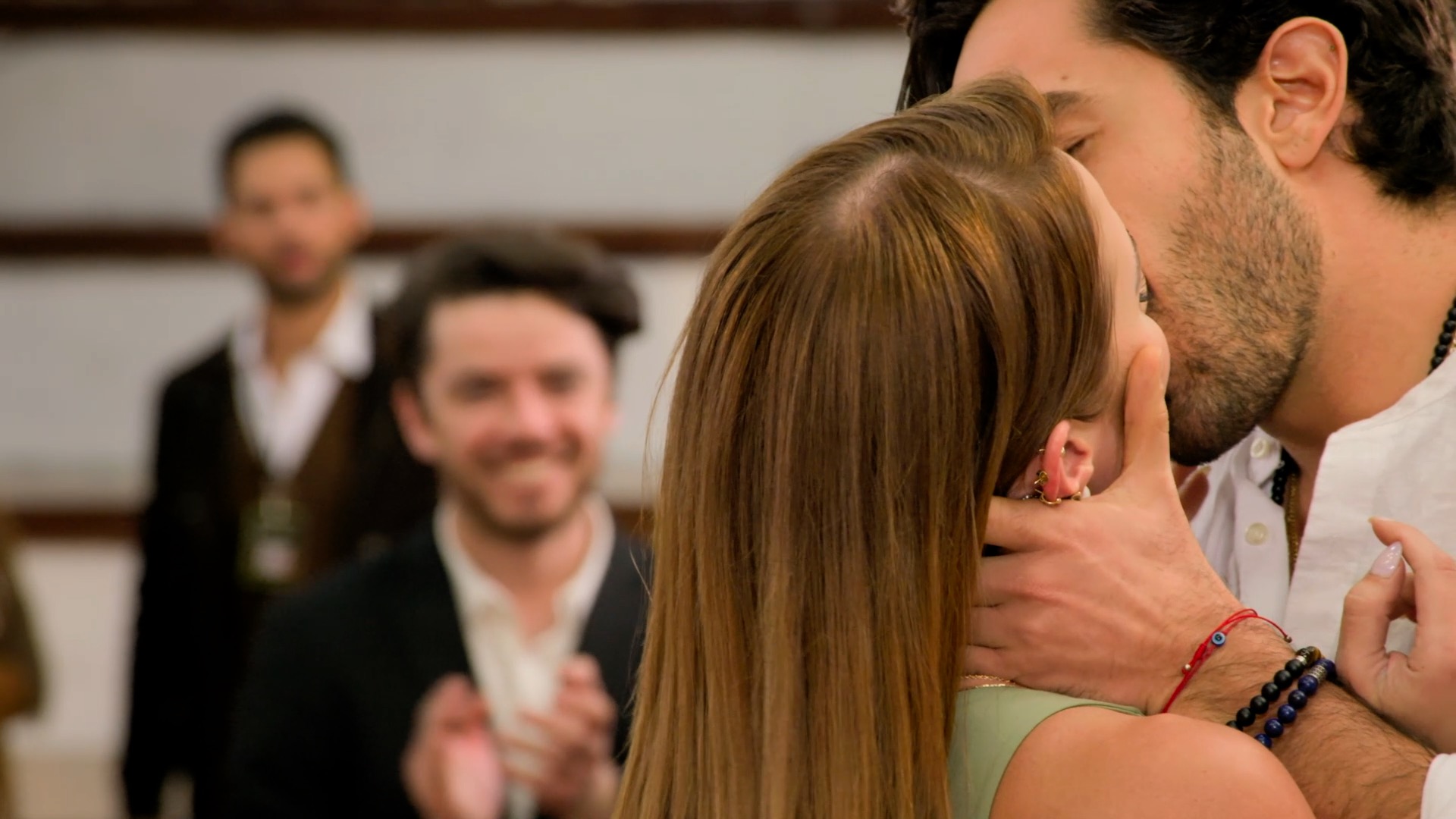 ¡Renato besa a Angelli frente a José Emilio! | Shows Vivir de Amor | Las Estrellas