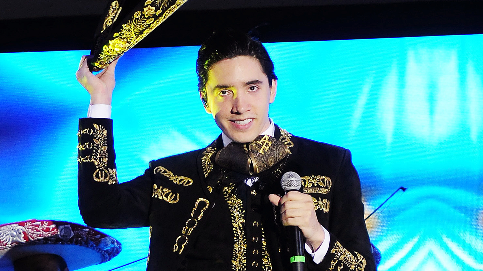 Alex Fernández aclara por qué es su abuelo (y no su padre) quien está ...