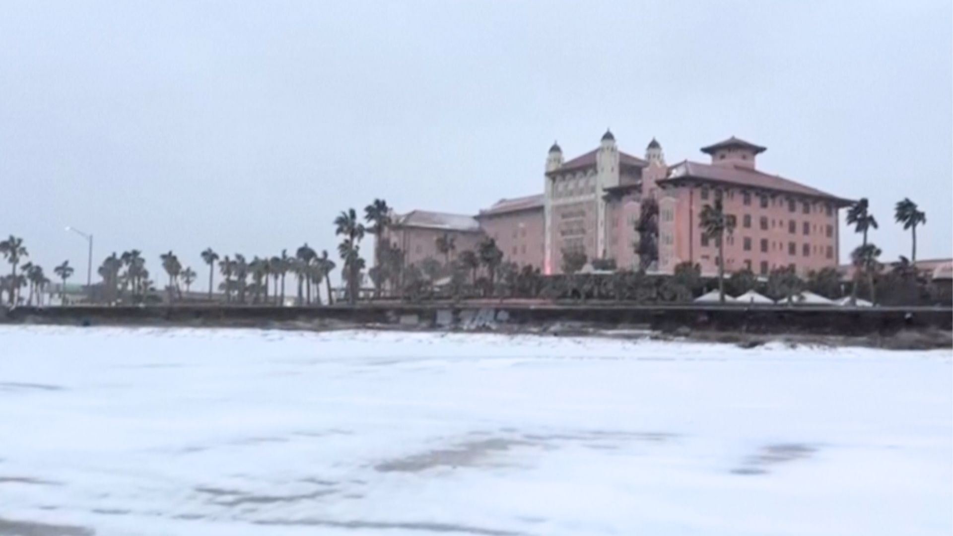 Nieve en playas de Texas: lo que sabemos del inusual fenómeno | Video ...