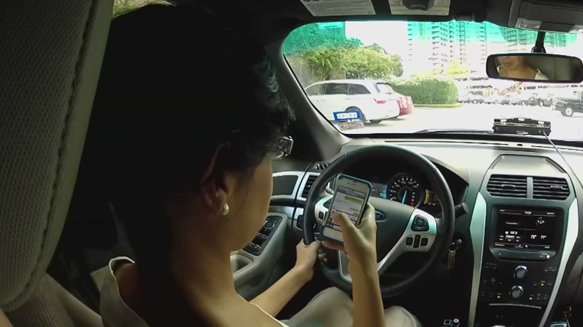 Si acostumbras a textear mientras conduces puedes enfrentarte a ...