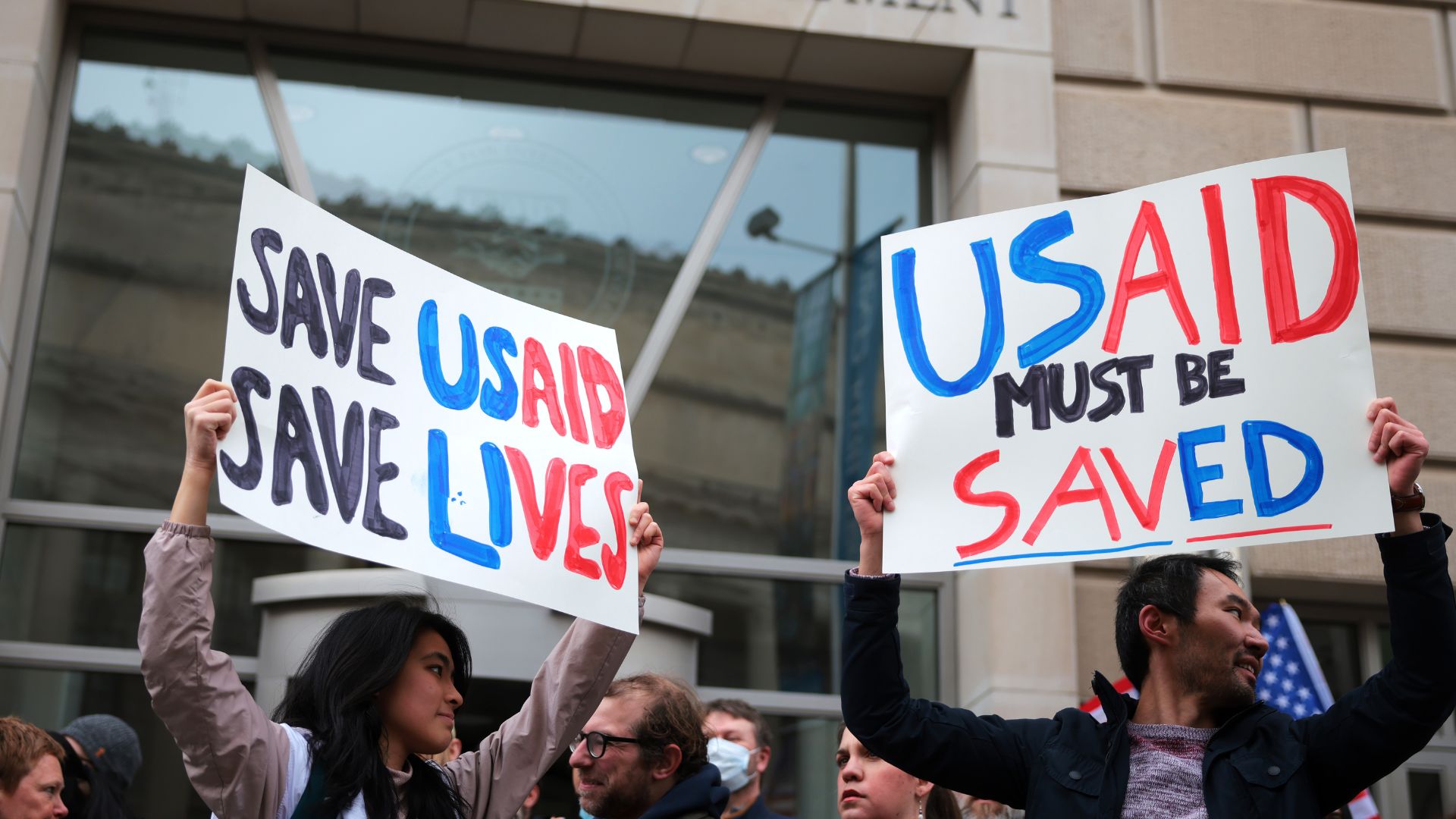 Juez federal permite al gobierno de Trump despedir de forma masiva a los empleados de USAID ...