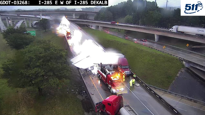 Choque de un tráiler bloquea completamente la rampa I-285 a I-85 en ...