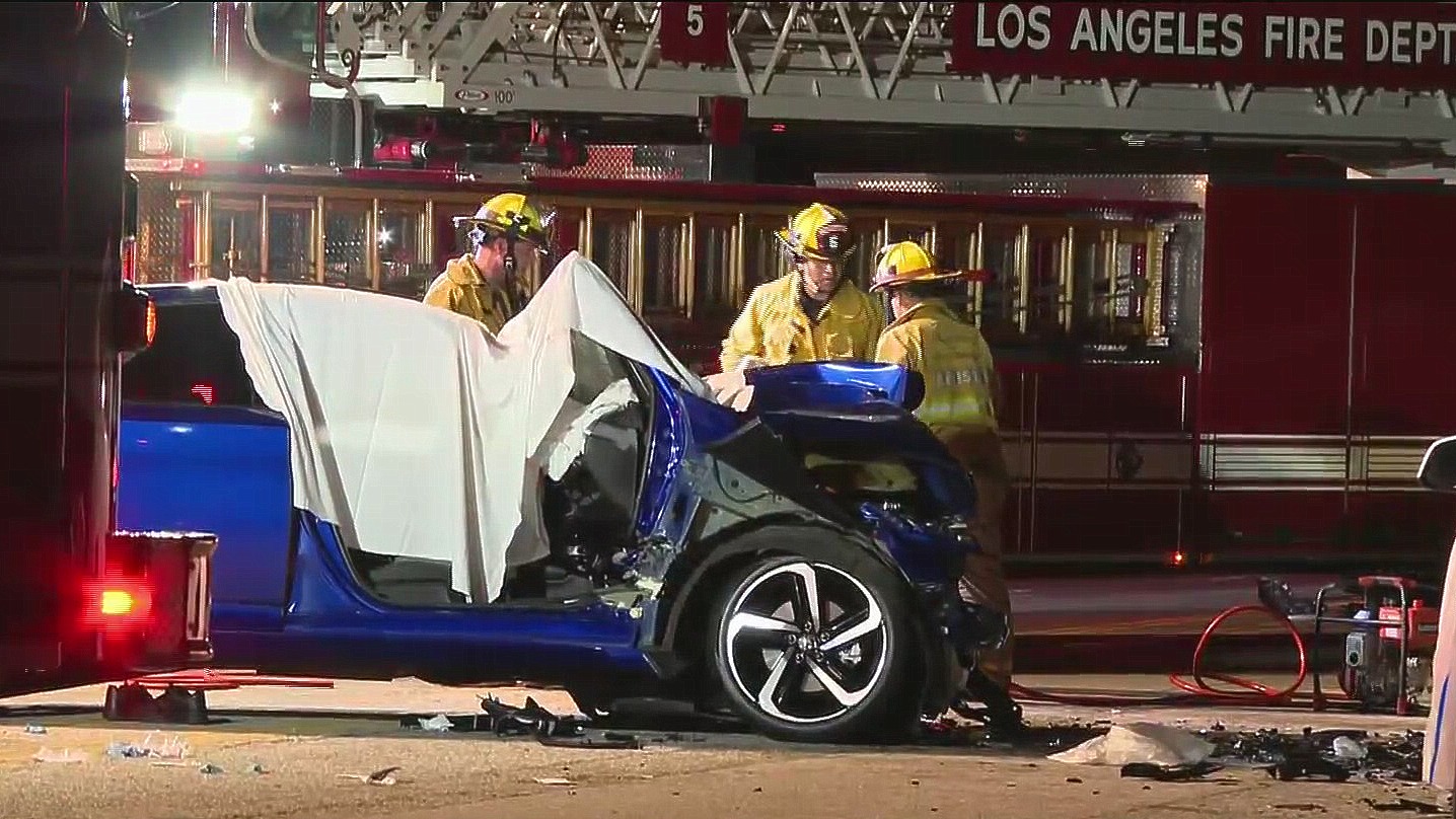 Choque entre dos carros en Playa del Rey deja a una persona muerta y ...