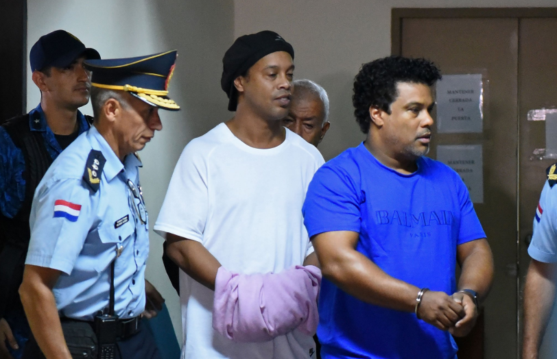 Ronaldinho firma autógrafos y come barbacoa en plena cárcel | Deportes ...