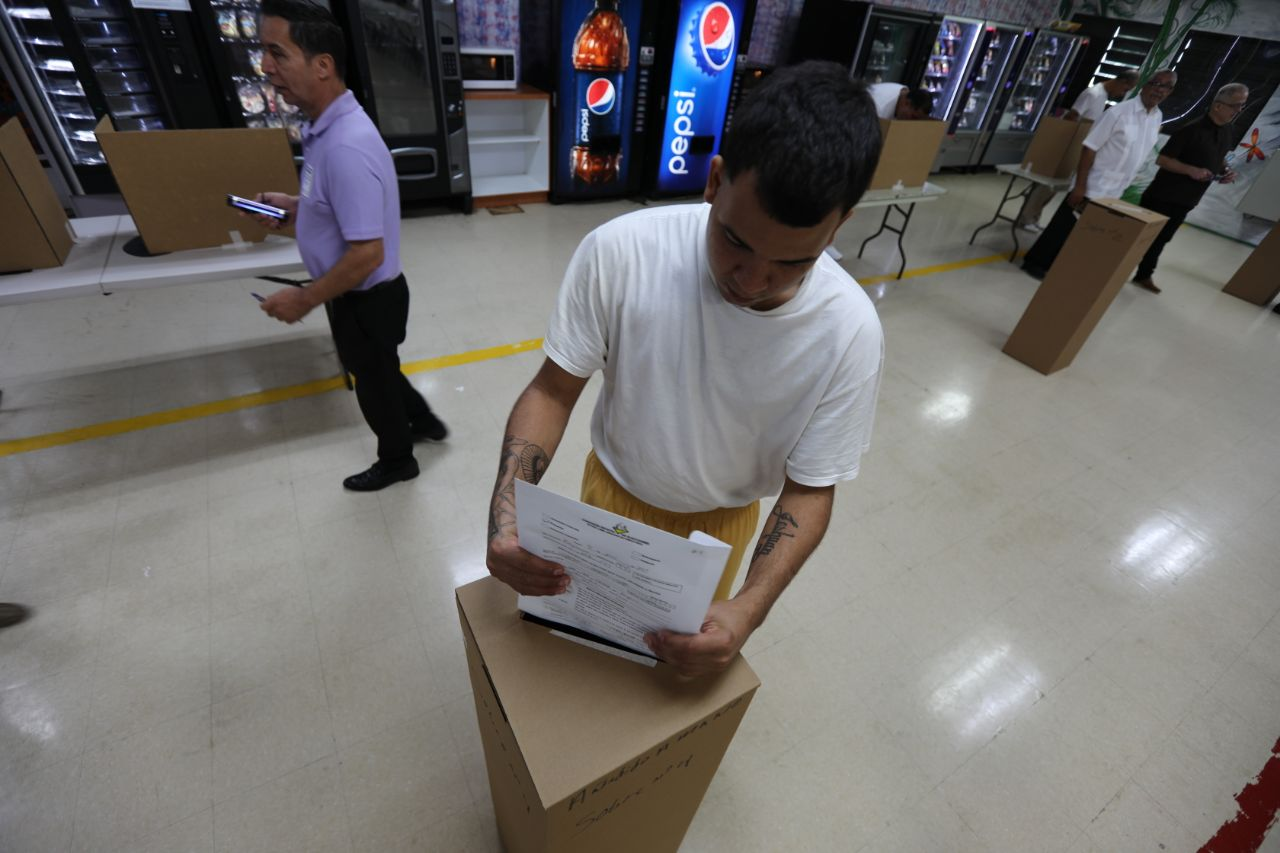 En fotos: confinados ejercen su derecho al voto en Puerto Rico | Fotos ...