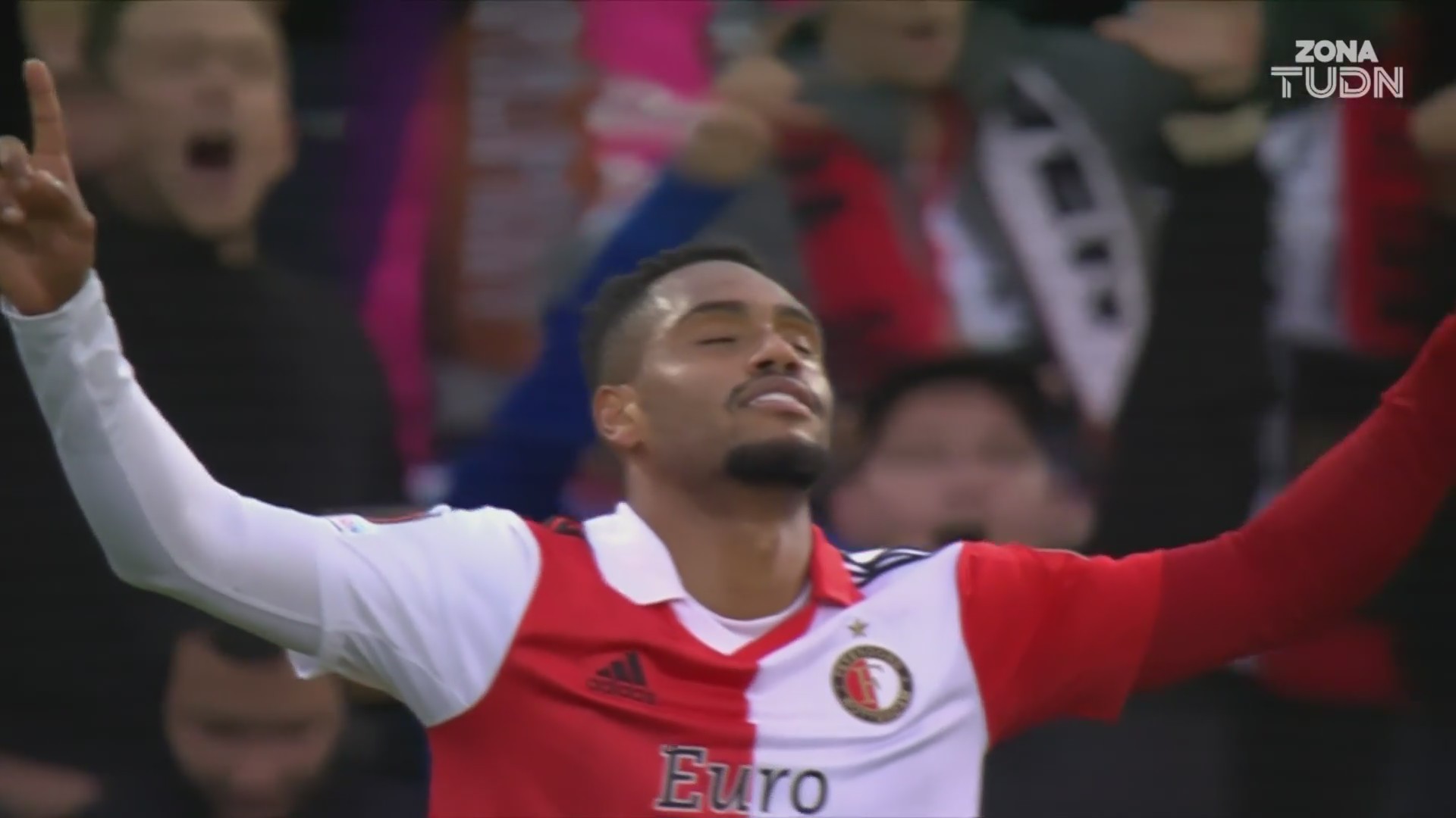 ¡Solo hacen golazos! Danilo la manda a la red para el 3-0 de Feyenoord ...