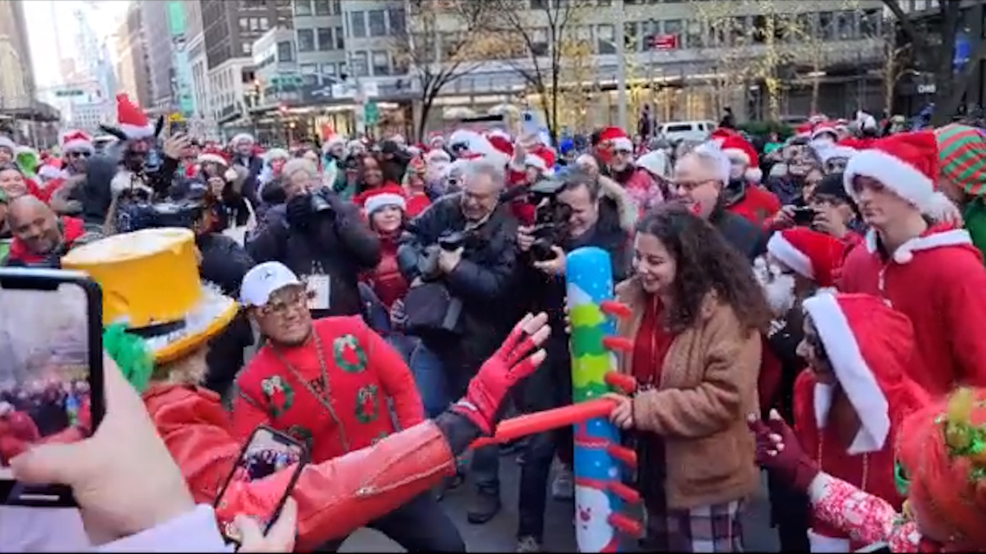SantaCon 2022: se reúnen miles de personas disfrazadas de Santa Claus ...