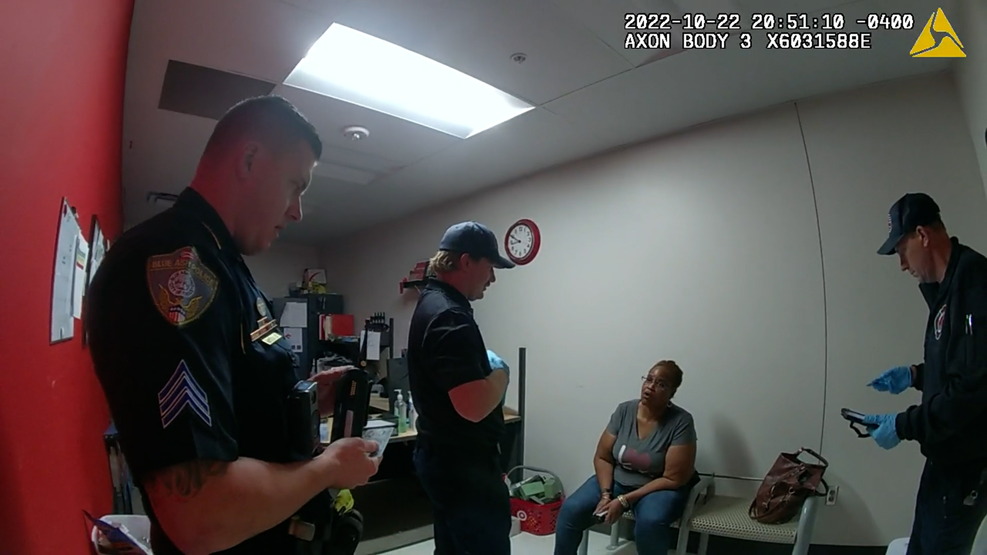 Una mujer que pidió ayuda económica tras comprar en Target es golpeada ...