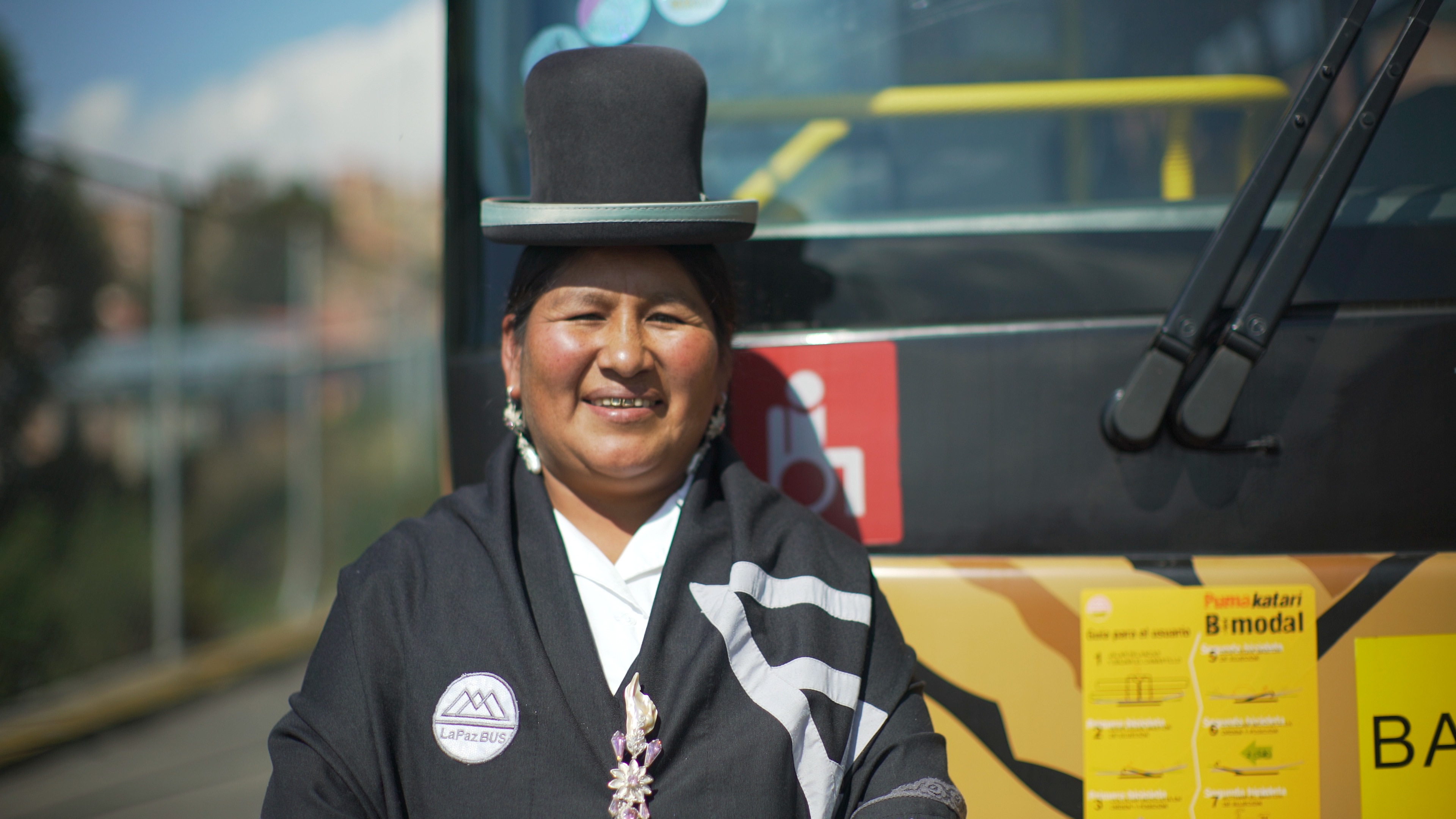 Todas las cholitas son luchadoras: conductora de bus | Noticias ...