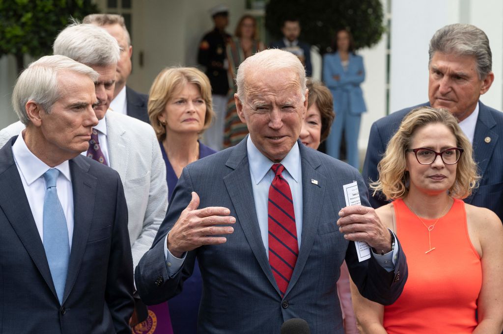 Biden anuncia que llegó a un acuerdo con un grupo bipartidista de senadores para un plan de ...