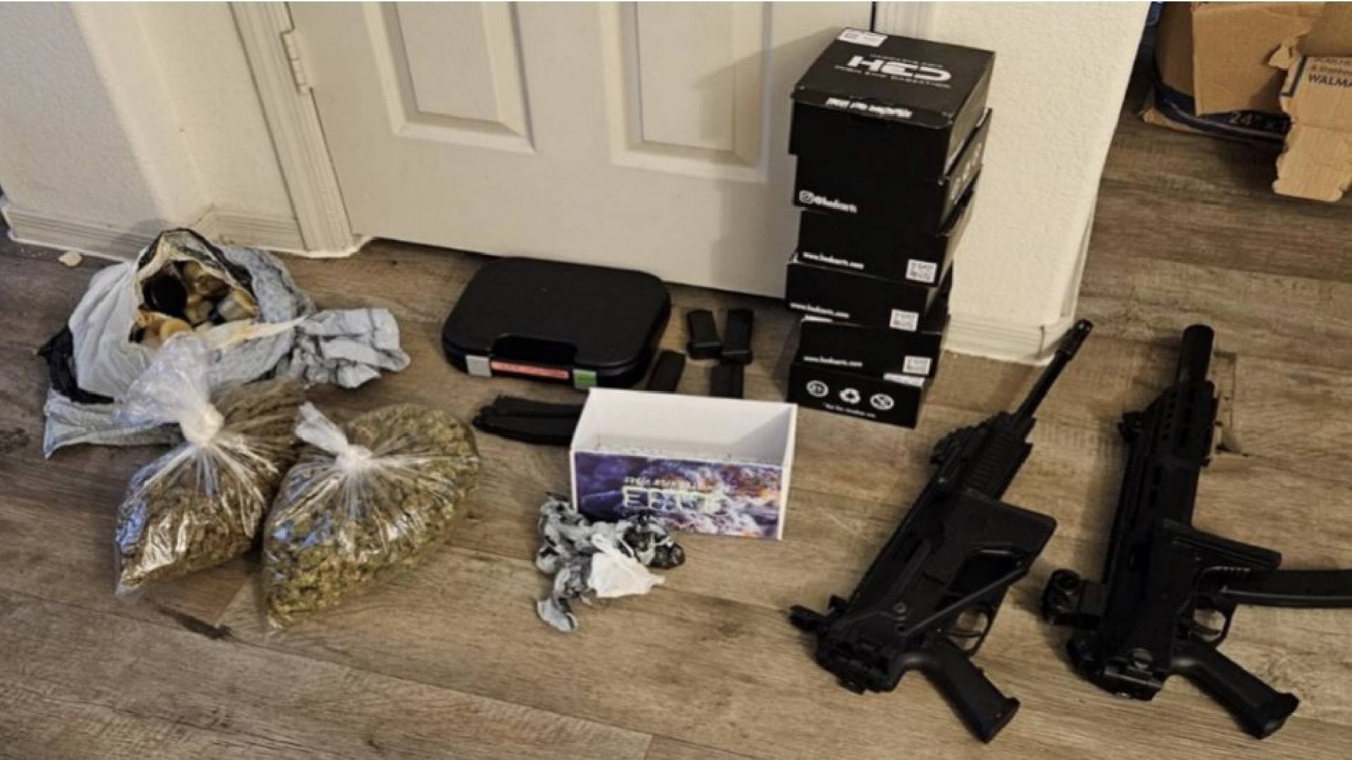 Decomisan más de $100 mil en drogas y armas tras operativo en Tempe | Fotos | Univision Phoenix ...