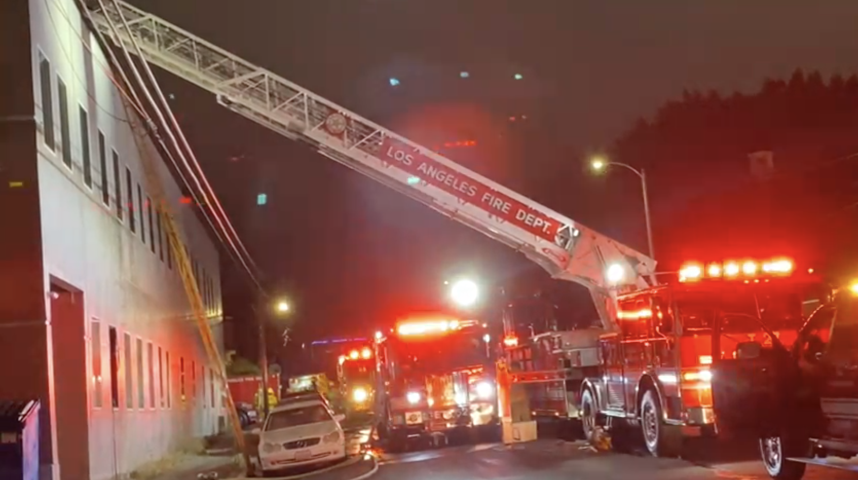 Incendio en edificio industrial de Hollywood deja una persona muerta ...