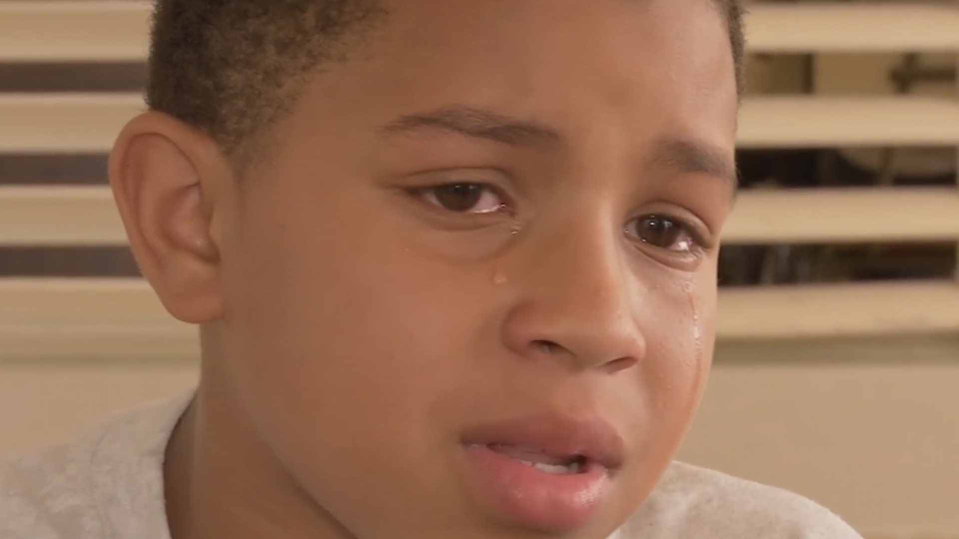 Las lágrimas de dolor de niños en Puerto Rico por las pérdidas que dejó ...