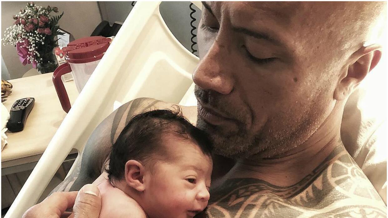 Con esta tierna imagen ‘La Roca’ presume que se convirtió en padre a ...