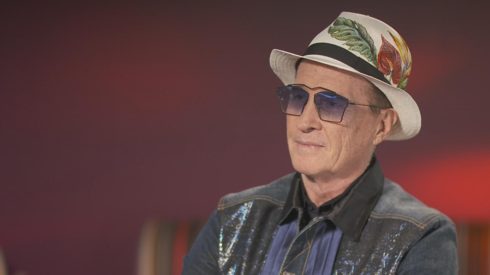 Cómo el cantante Emmanuel continúa enamorando al público tras 4 décadas ...