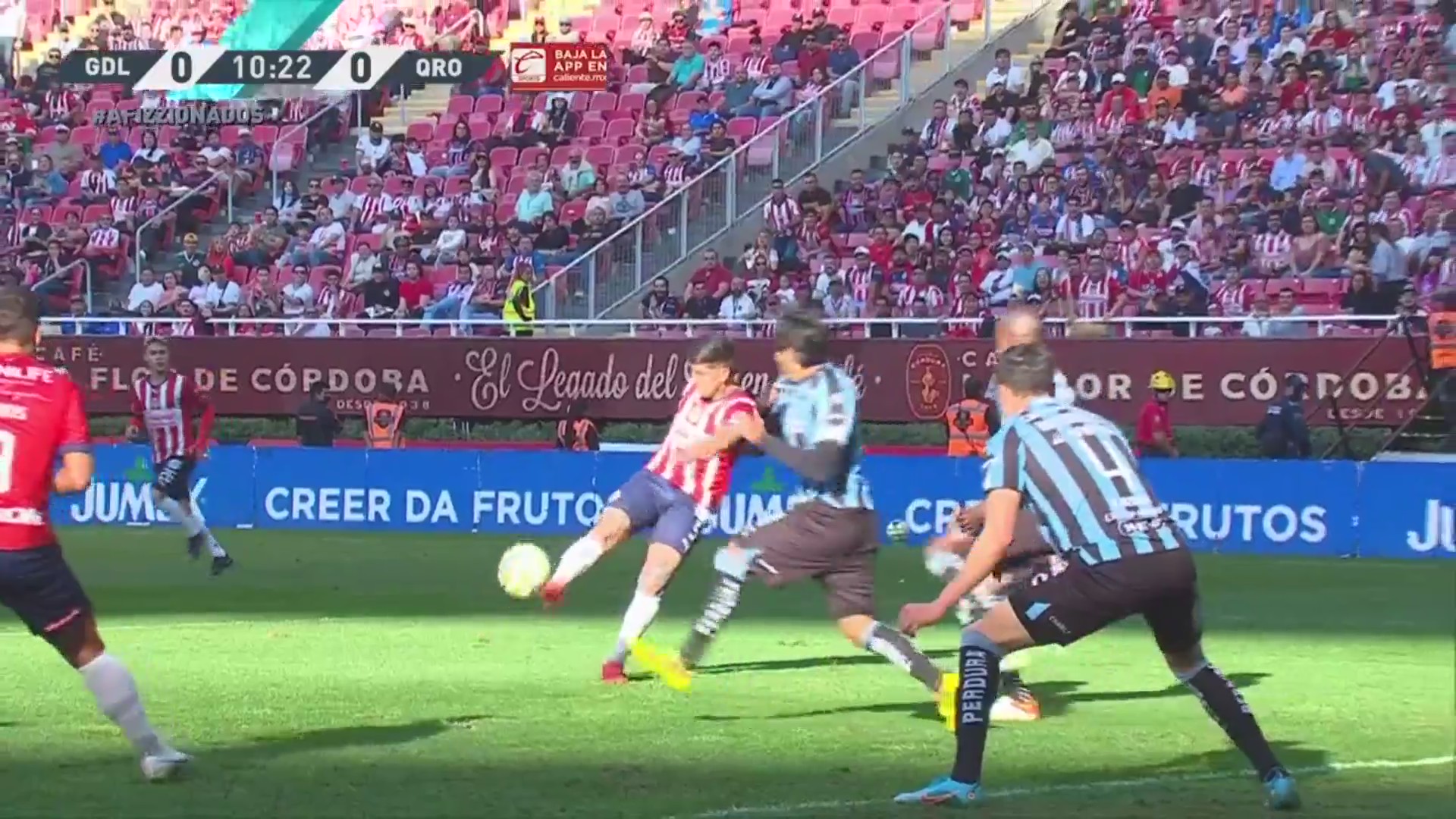 ¡Avisa Chivas! Guzmán le pega con potencia y sale desviado | Deportes ...