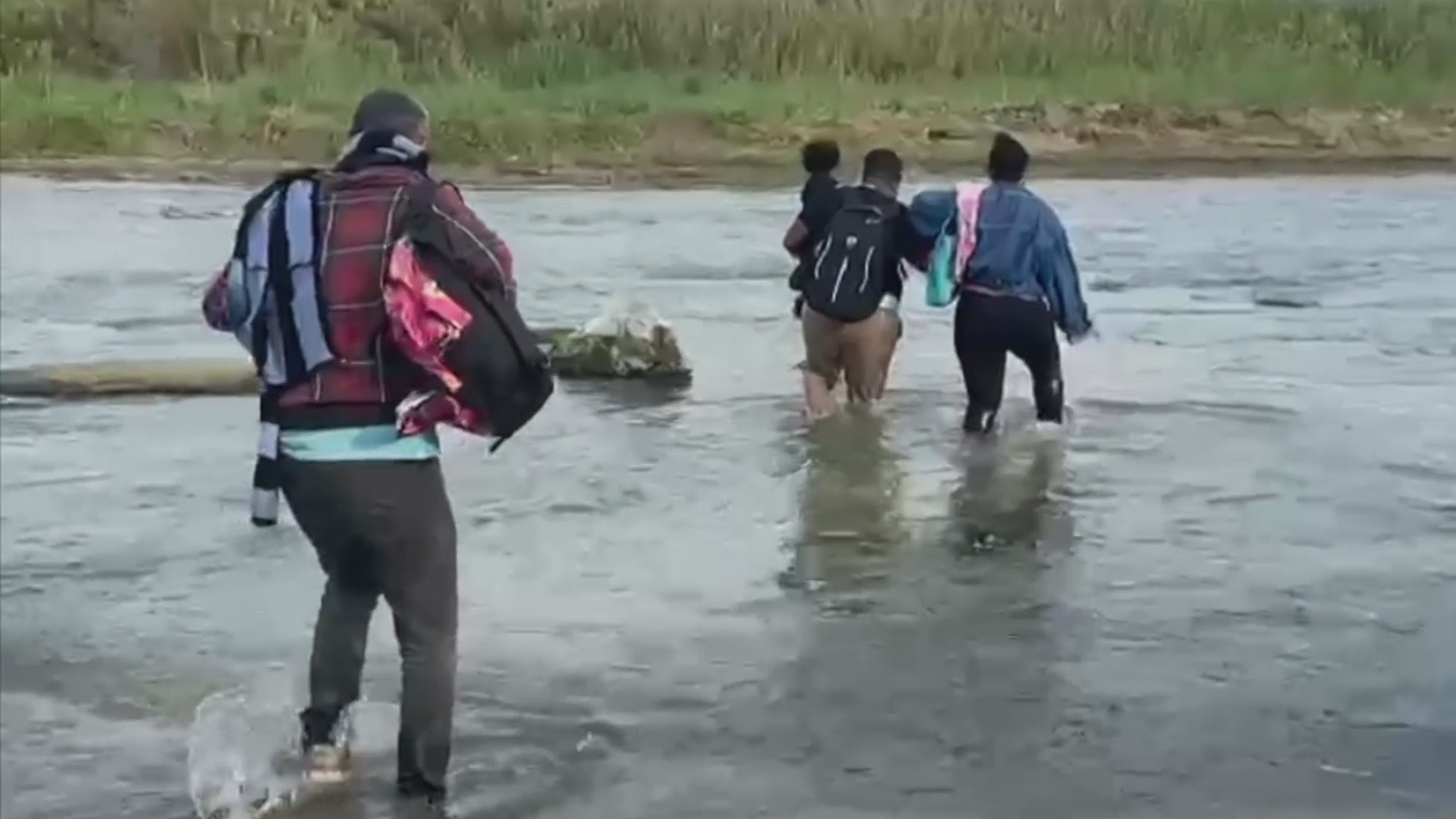 Miles de migrantes tratan de llegar a Estados Unidos por el rio Bravo ...