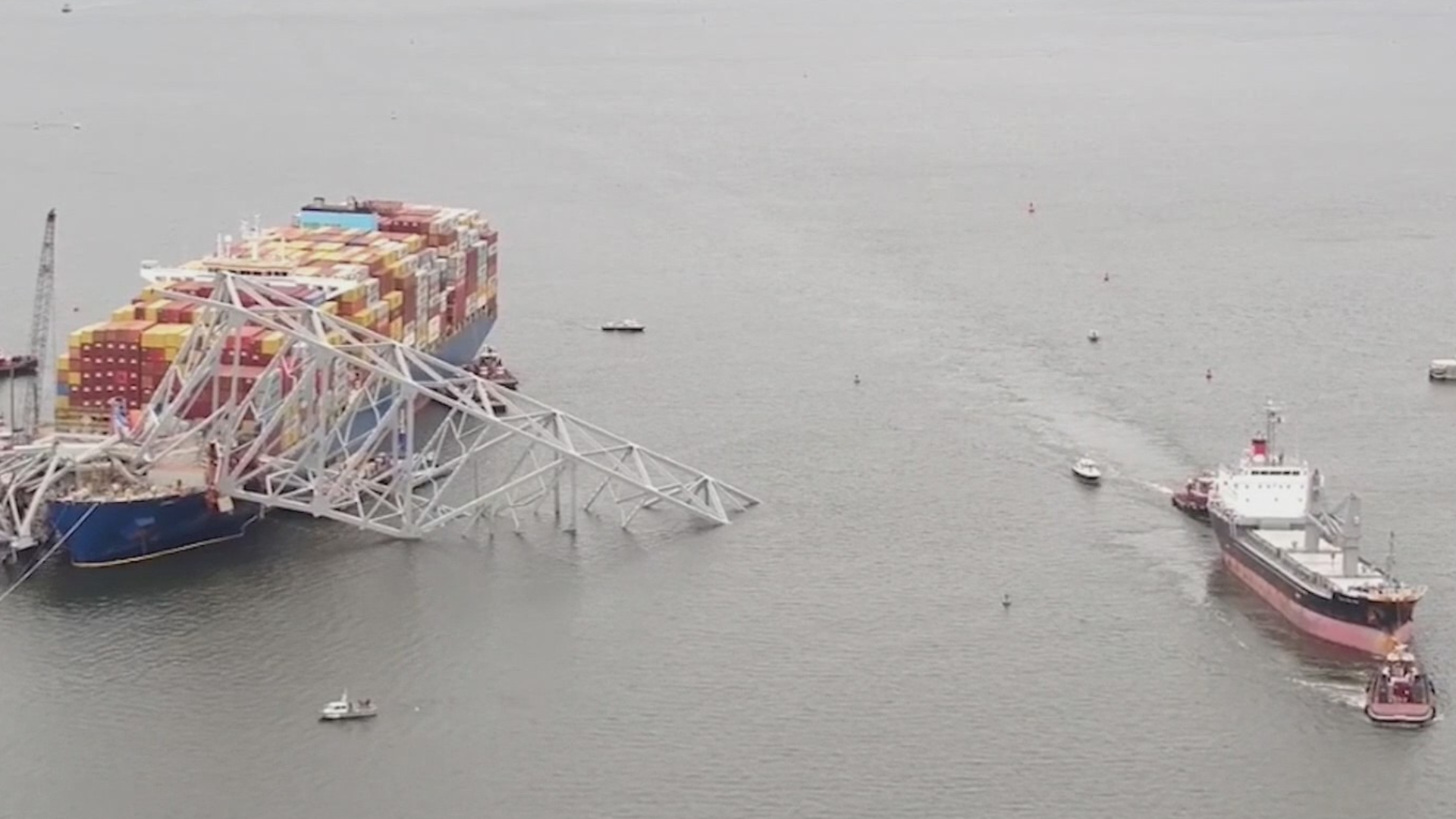 Balsa 94, el primer carguero en cruzar el canal tras el colapso del puente Francis Scott Key ...