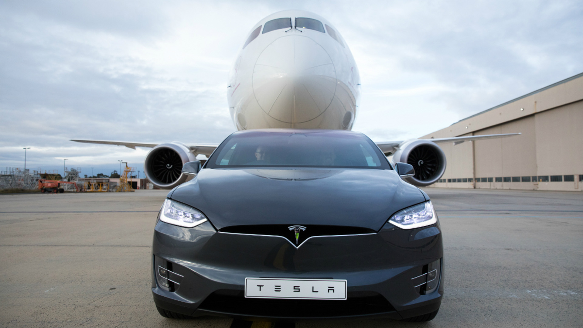Tesla Model X remolca un Boeing 787-9 y rompe un récord Guinness | A ...