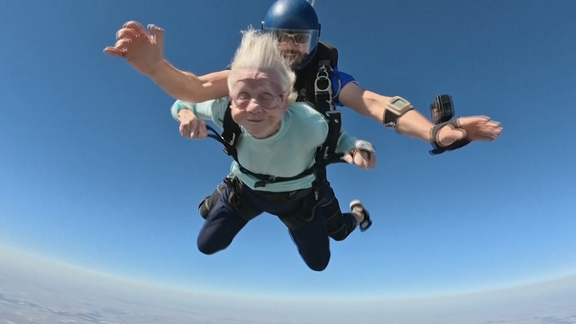 Con 104 años, esta mujer se lanzó desde 13,500 pies de altura en ...