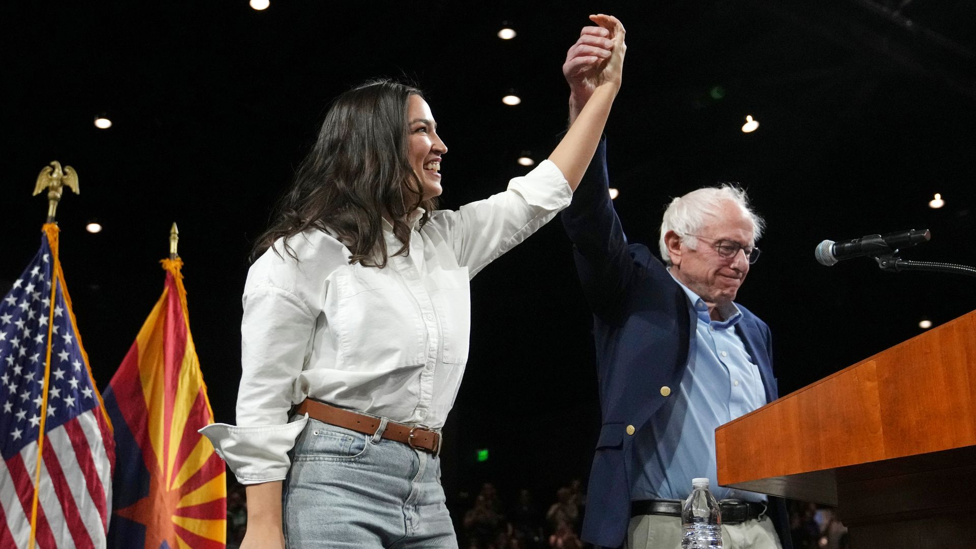 Bernie Sanders y Alexandria Ocasio-Cortez llenaron el Huntsman Center ...