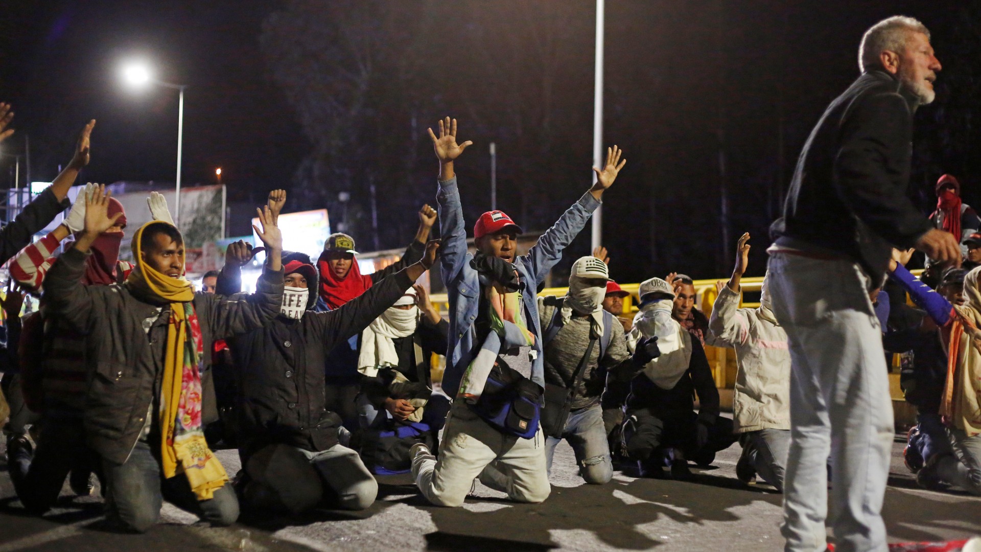 Una multitud de venezolanos suplica de rodillas que los dejen pasar a ...