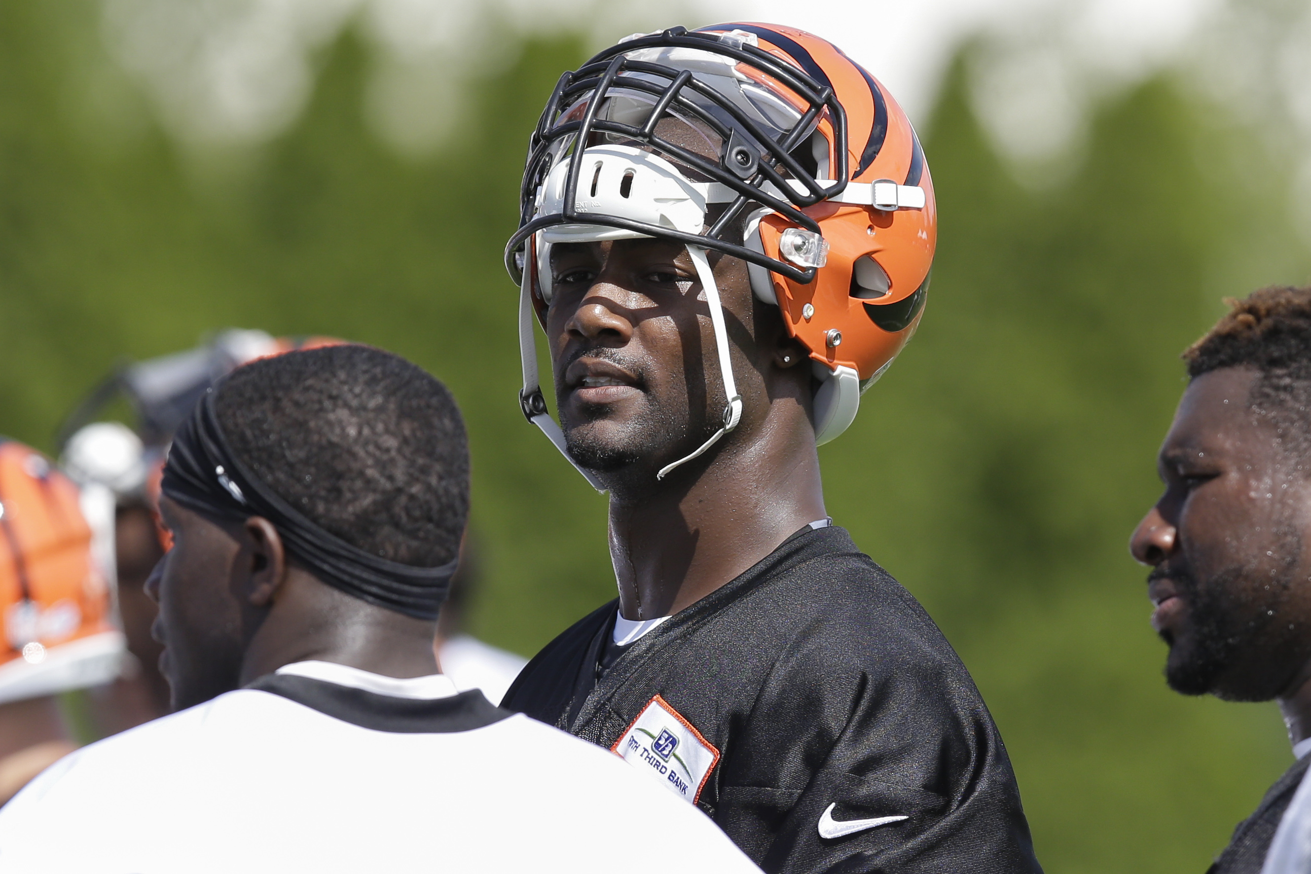 El cazador de cabezas de los Bengals, Michael Johnson, se torció ...