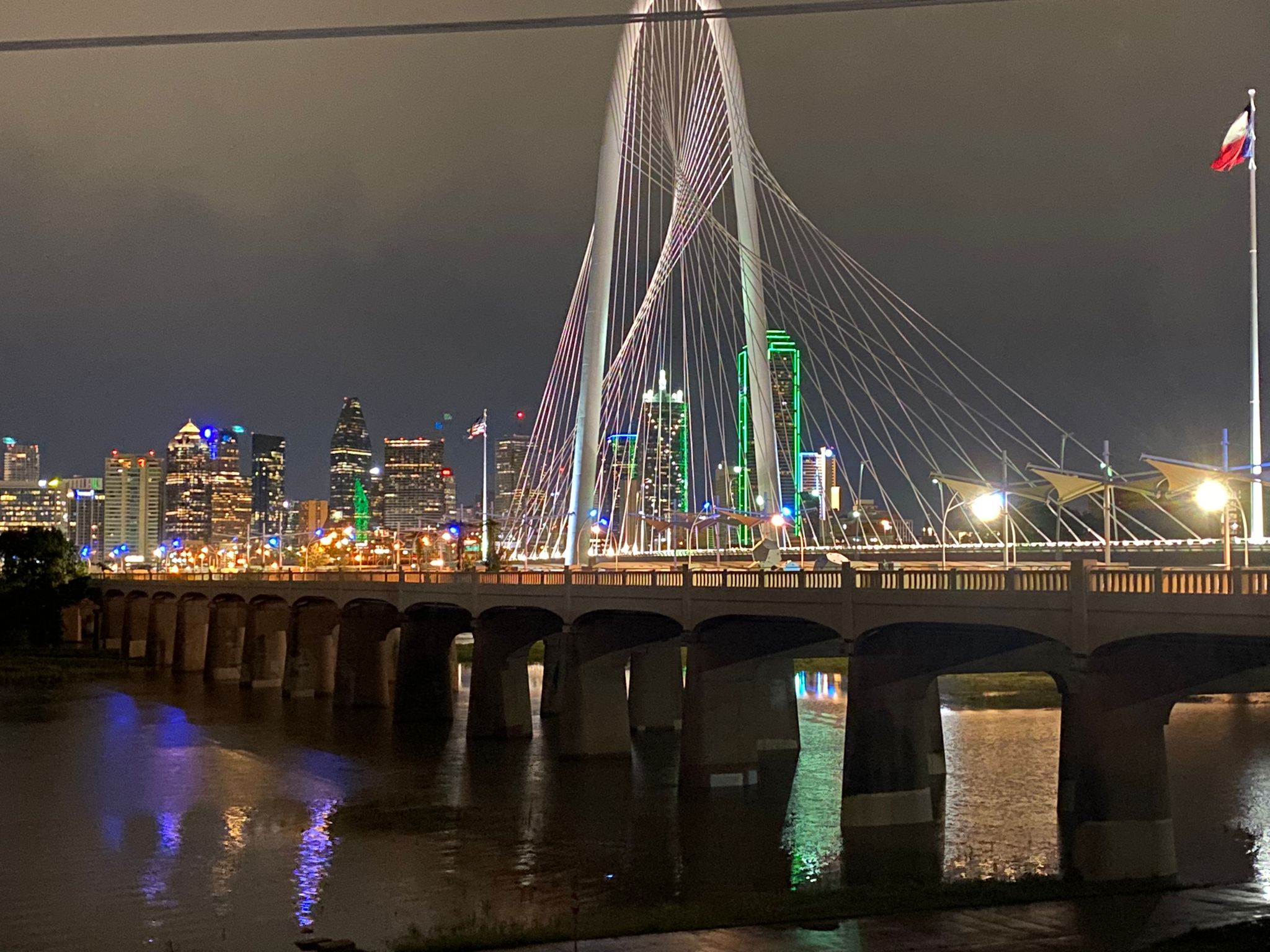 Así luce el Río Trinity en Dallas debido a las fuertes lluvias | Video ...