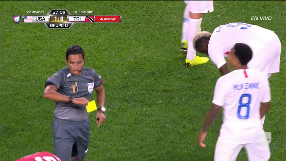 Tarjeta amarilla. El árbitro amonesta a Daneil Cyrus de Trinidad and ...