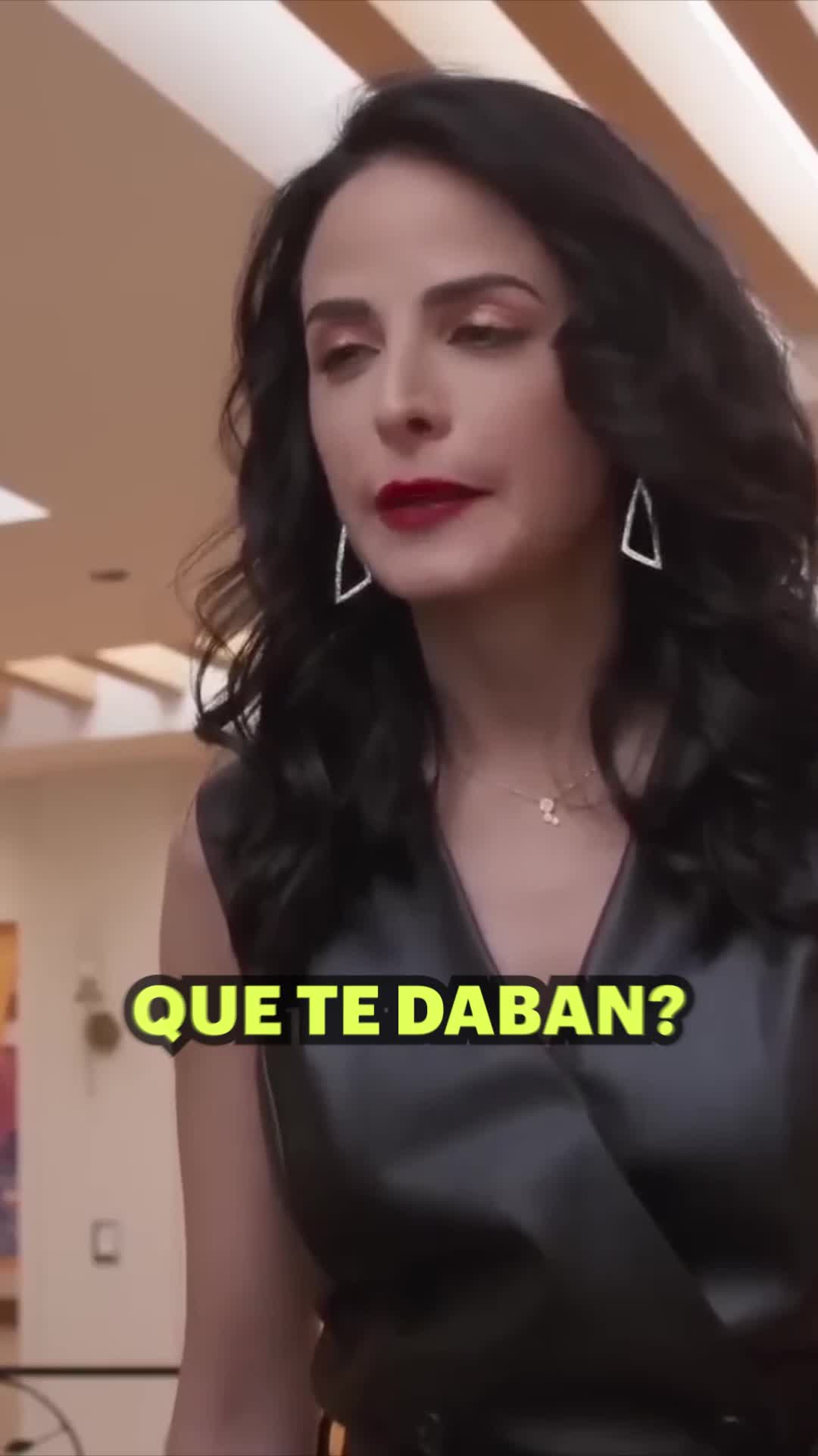 Karen empuja a Daniela por las escaleras | Novelas Mi Camino Es Amarte ...