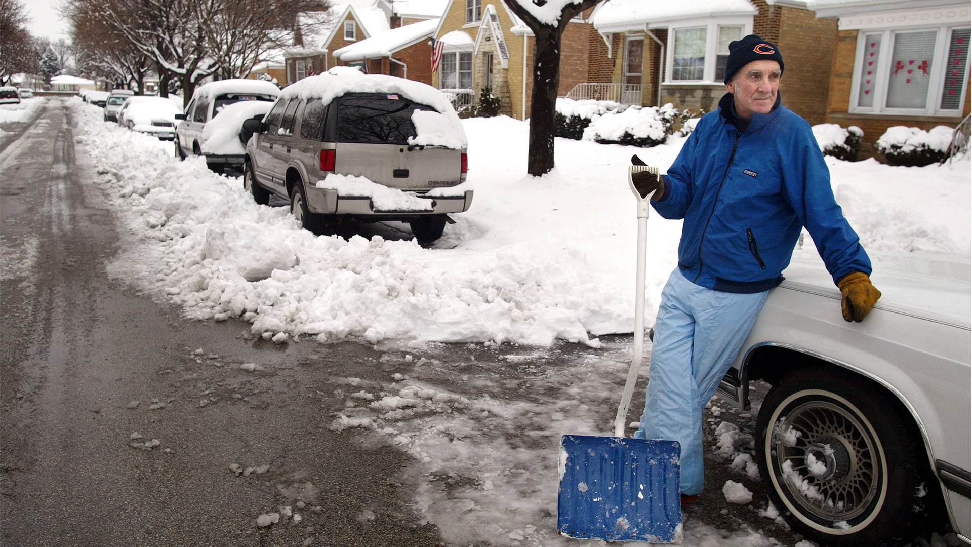 Prepárate para palear nieve de forma segura: caerá en Chicago esta ...
