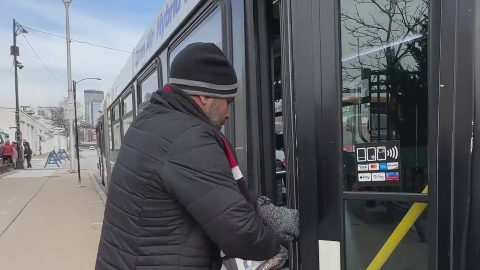 Migrantes en Chicago se refugian en autobuses para huirle al frío ...