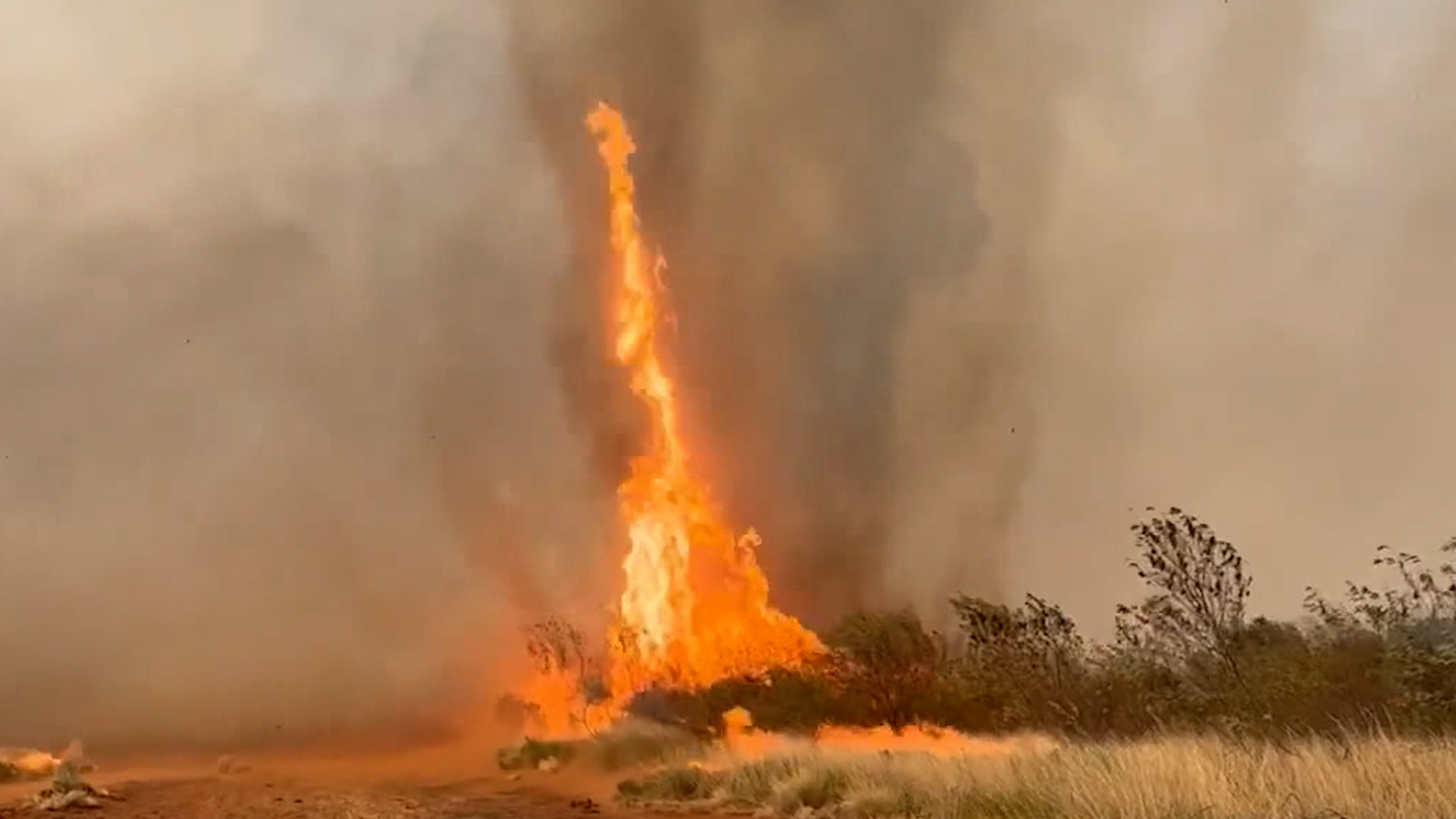 El impactante remolino de fuego que arrasó tierras de cultivos en ...